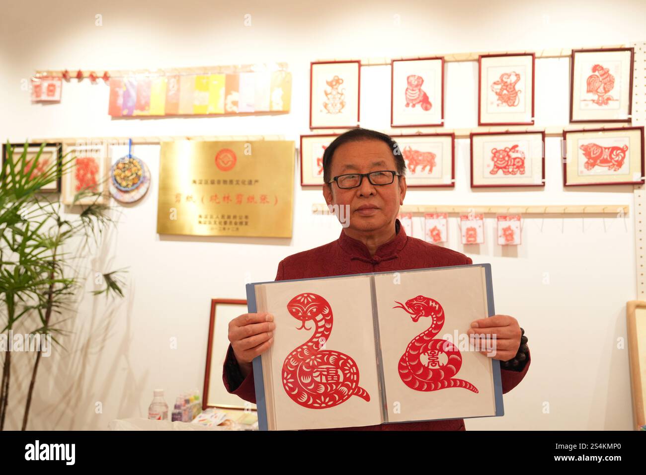 Zhang Xiaolin shows the paper-cutting works of the Year of Snake ...