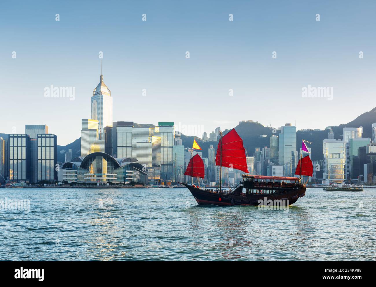 Traditional Chinese sailing ship in Victoria harbor at evening Stock ...