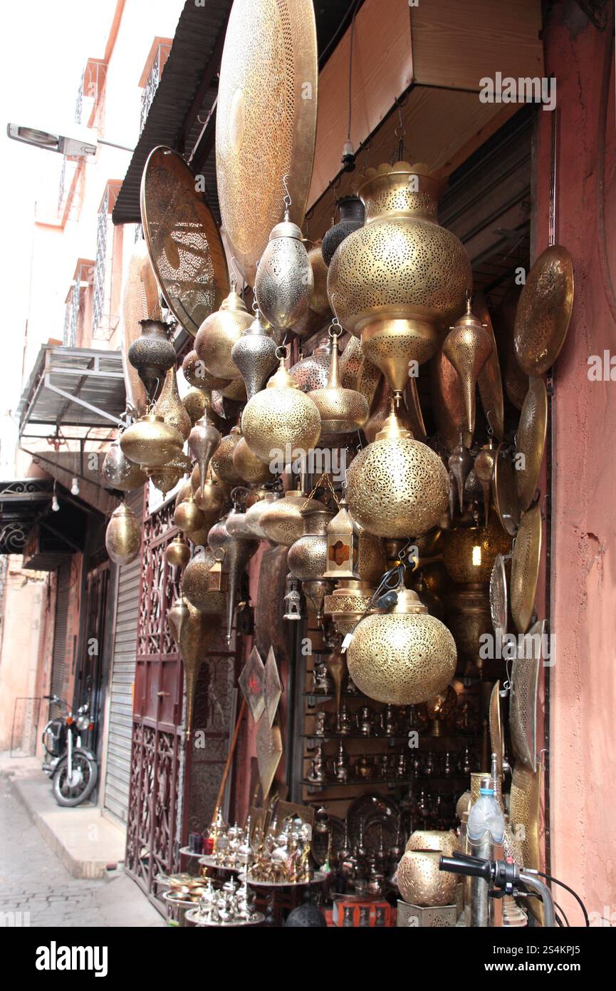 Street shop of moroccan metal lamps and traveller souvenirs in medina ...