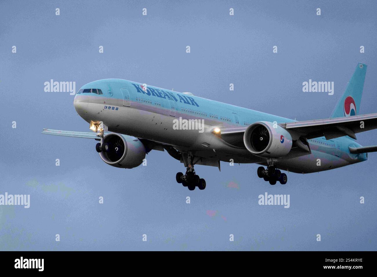 Frankfurt Am Main, Hesse, Germany. 10th Jan, 2025. HL8006 Boeing 777-300ER Korean Air at ...