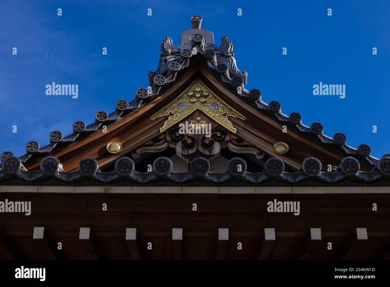A sub temple at Kameido Tenjin shrine in Tokyo Stock Photo - Alamy