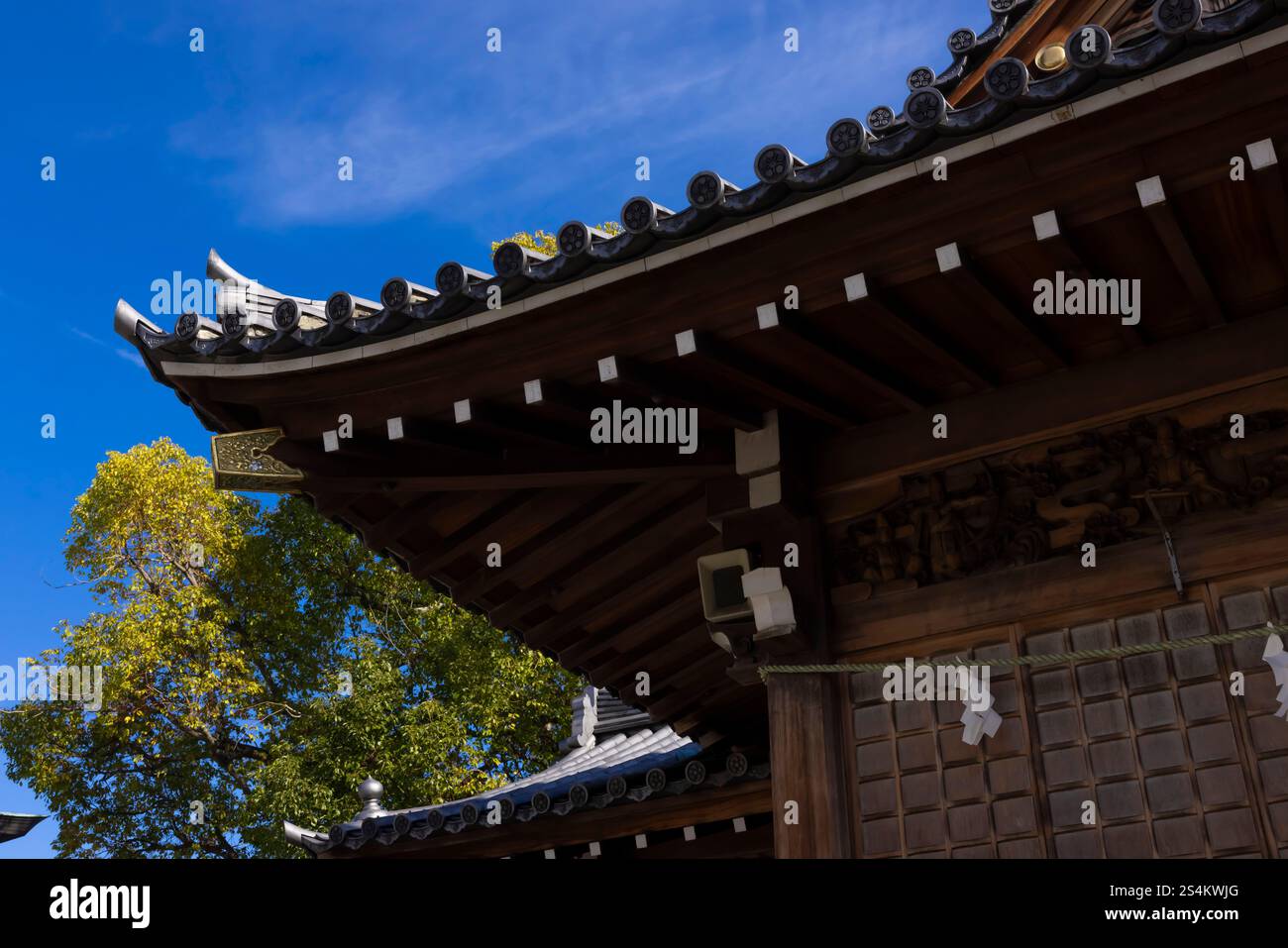 A sub temple at Kameido Tenjin shrine in Tokyo Stock Photo - Alamy