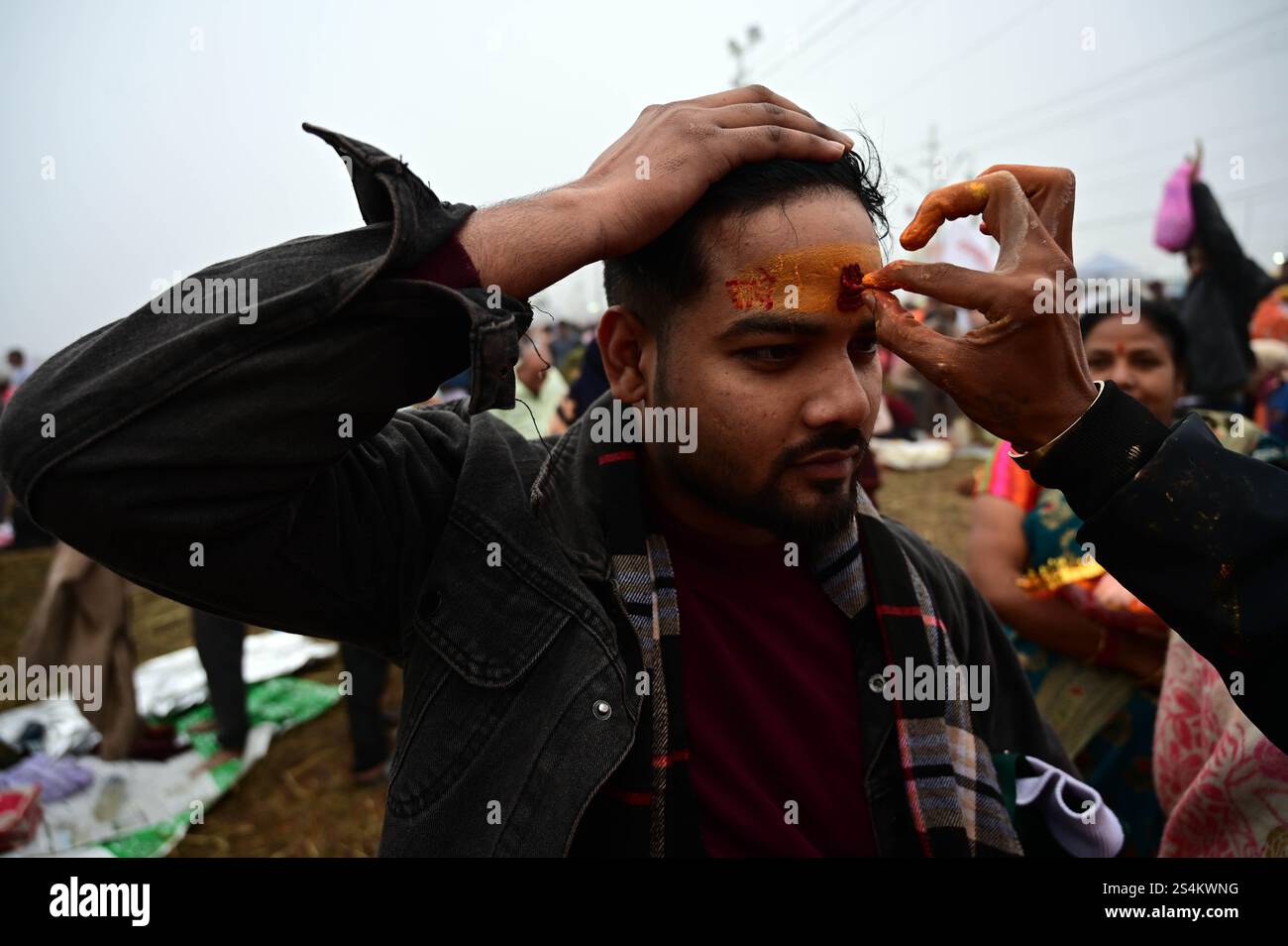 Prayagraj, Uttar Pradesh, India. 13th Jan, 2025. Prayagraj: A priest ...