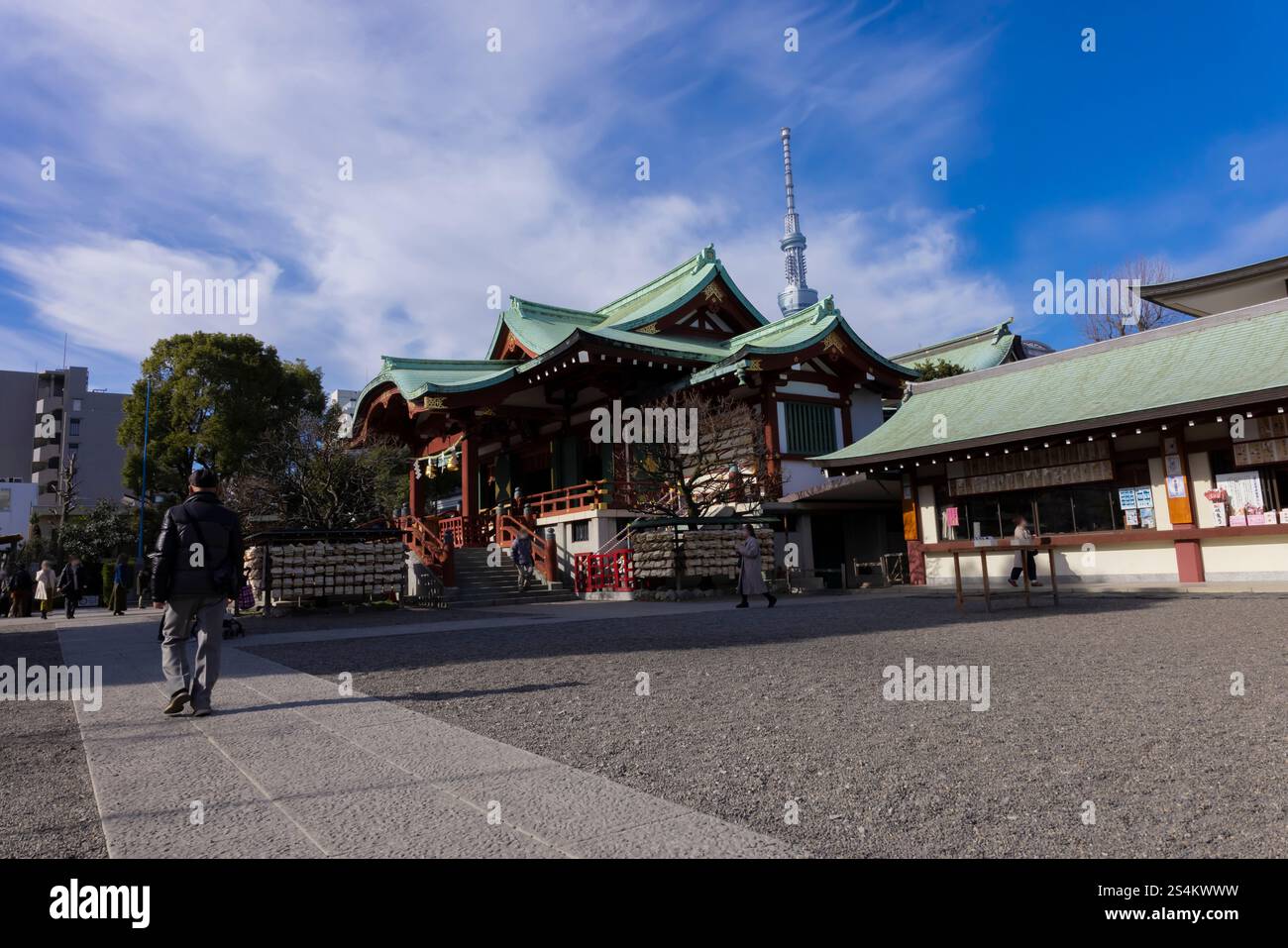 A main temple behind Tokyo sky tree at Kameido Tenjin shrine in Tokyo wide shot Stock Photo - Alamy