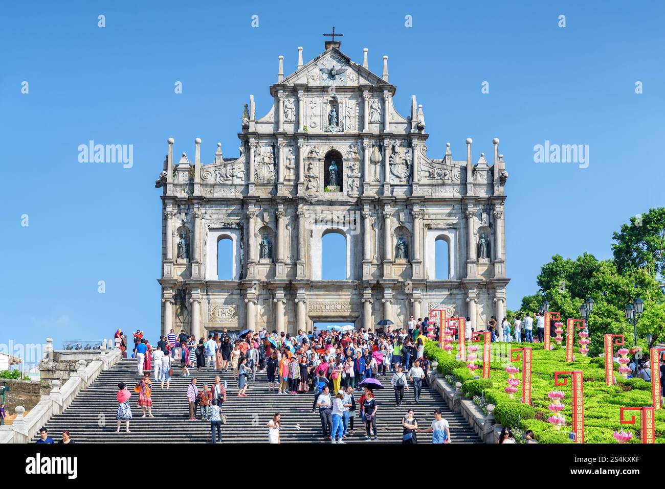 The Ruins of St. Paul's and crowd of tourists, Macau Stock Photo - Alamy