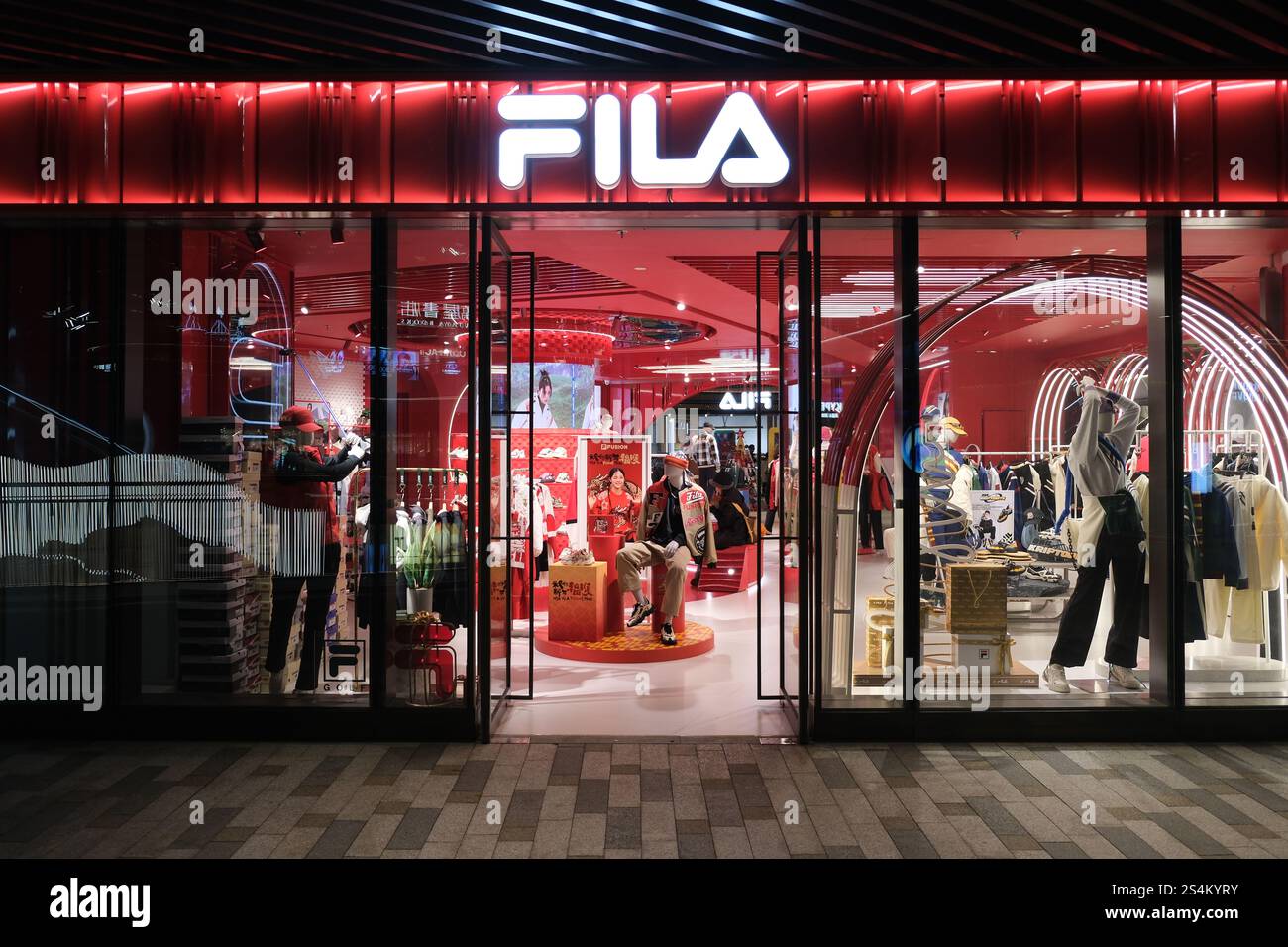 Clothing store facade hi-res stock photography and images - Alamy
