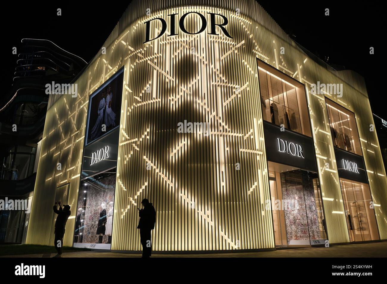 large DIOR flagship store exterior Stock Photo - Alamy