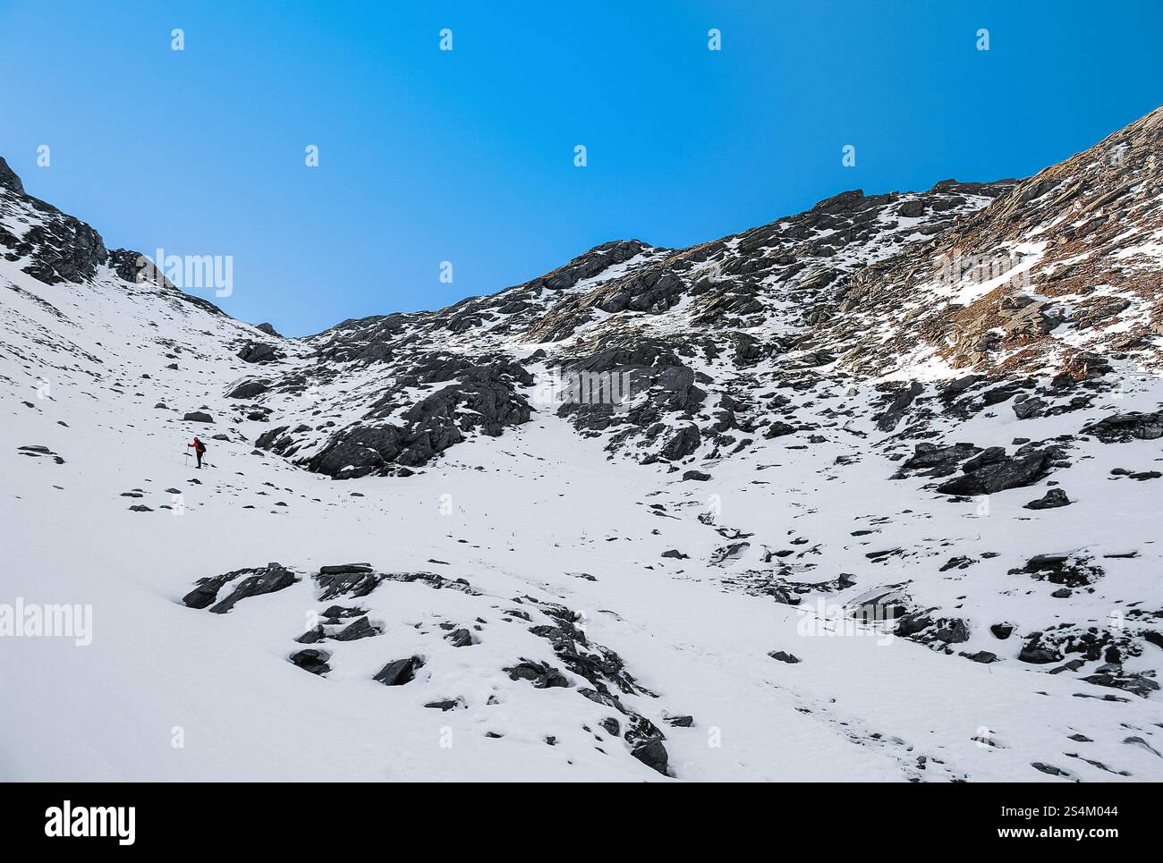 Climbing the mountain pass of Bardan peak, Valchiavenna, Lombardy Stock ...