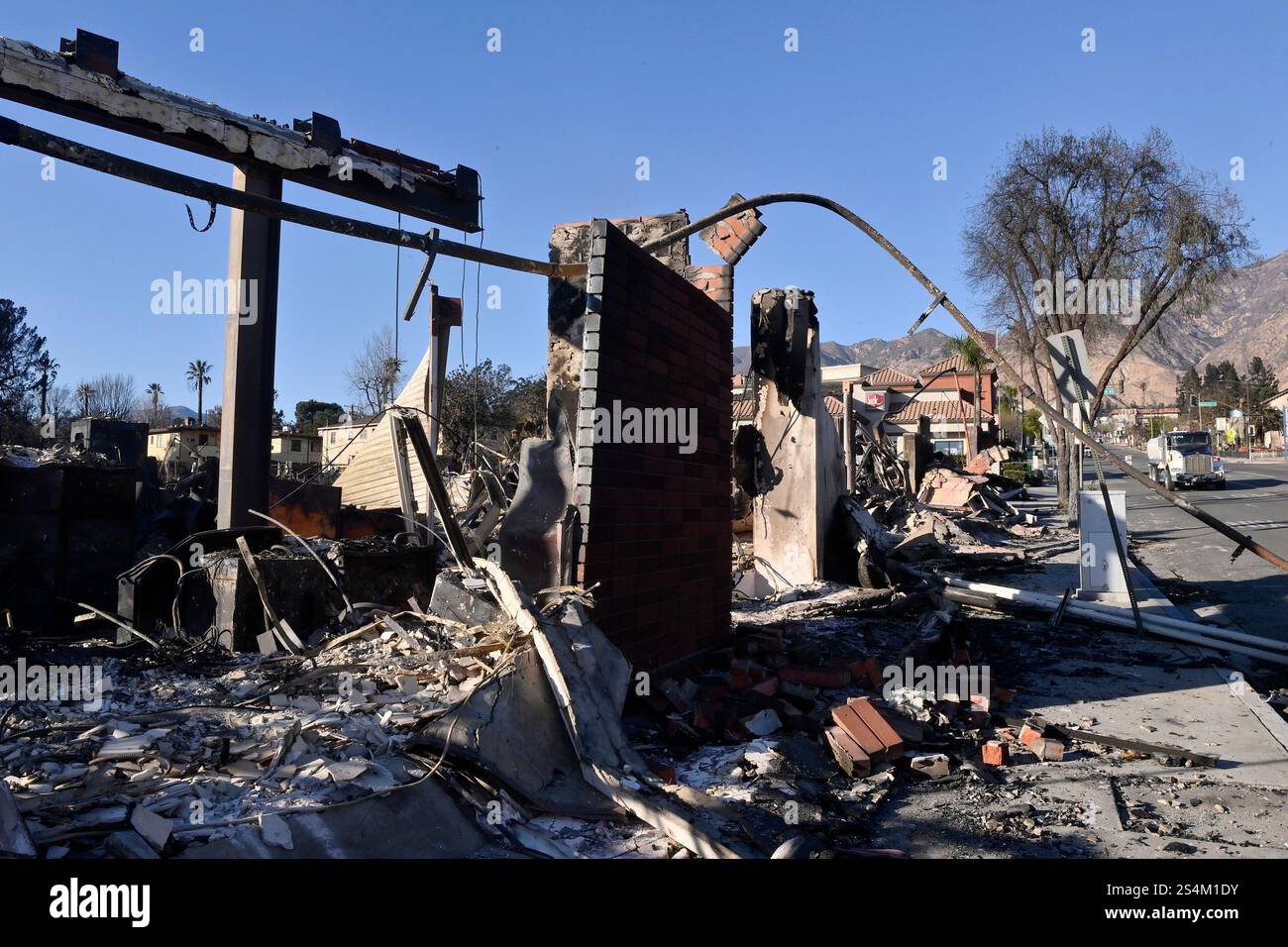 Los Angeles, United States. 12th Jan, 2025. The rubble of a structure ...