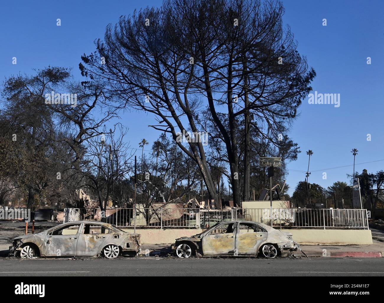 Los Angeles, United States. 12th Jan, 2025. The rubble of a structure ...