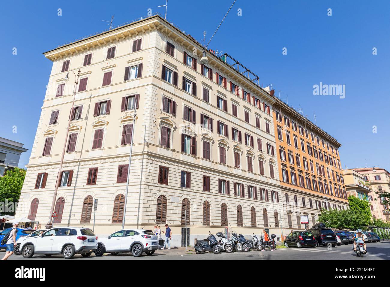 On corner via roma hi-res stock photography and images - Alamy