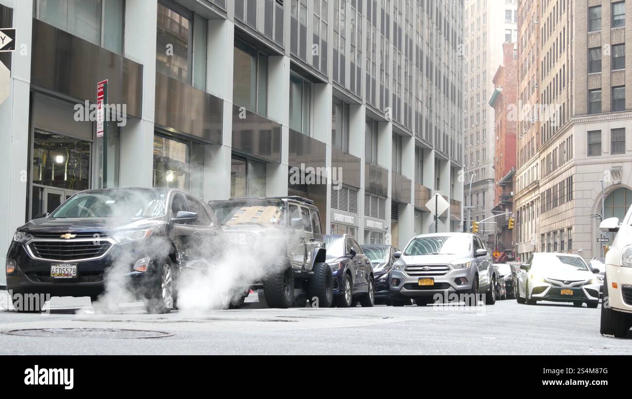 New York City, United States - 9 Sept 2023: Hot smoke from manhole, Con ...