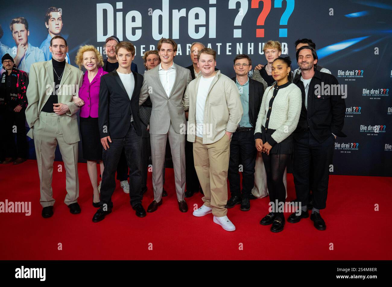 Tim Dünschede, Sunyi Melles, Levi Brandl, Nevio Wendt, Julius Weckauf, Ulrich Tukur und Florian ...