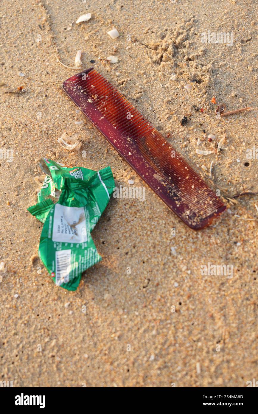 Abfall am Strand IND, 20250101, Abfall am Strand *** Litter on the ...