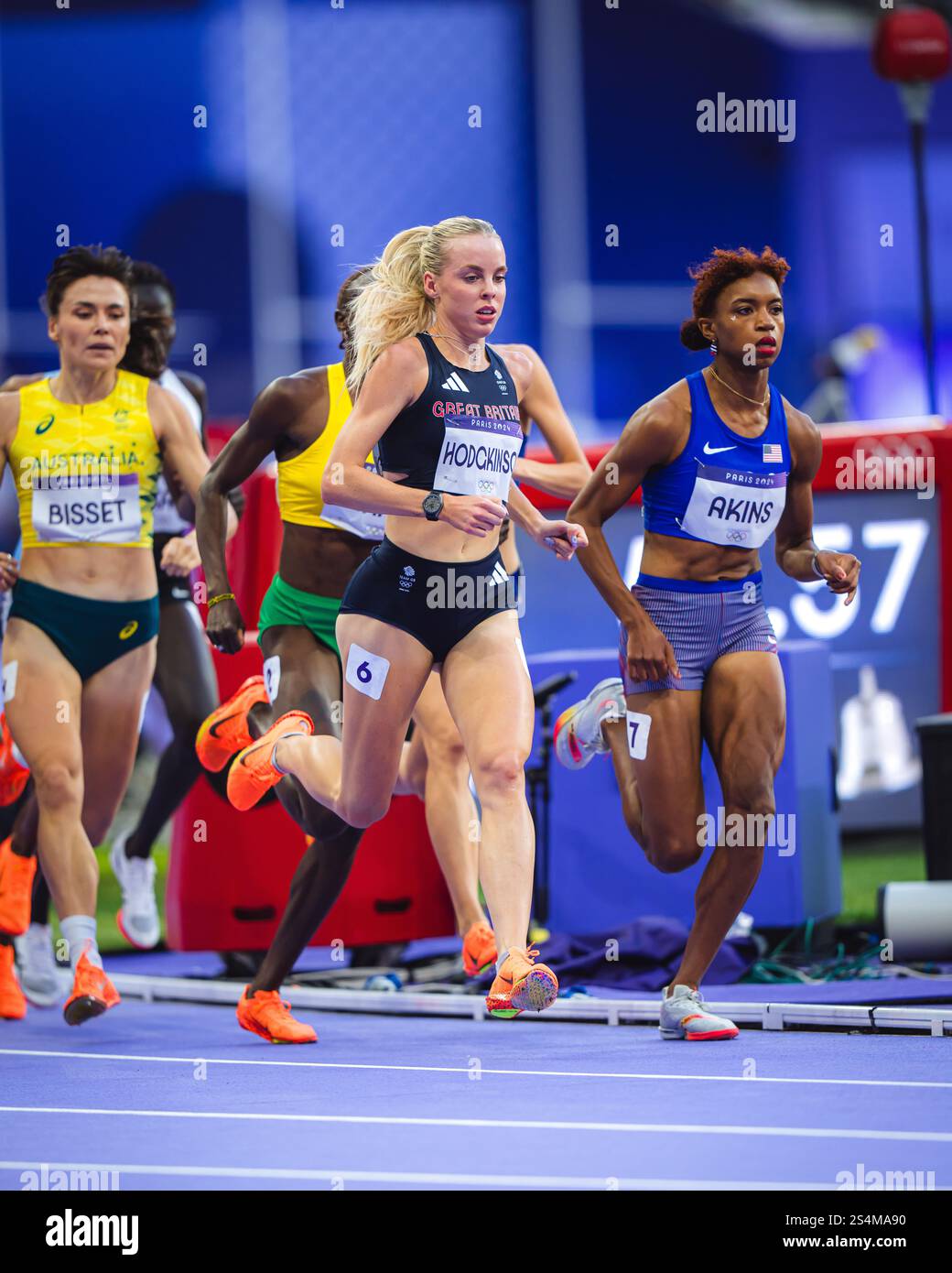 Keely Hodgkinson participating in the 800 meters at the Paris 2024 ...
