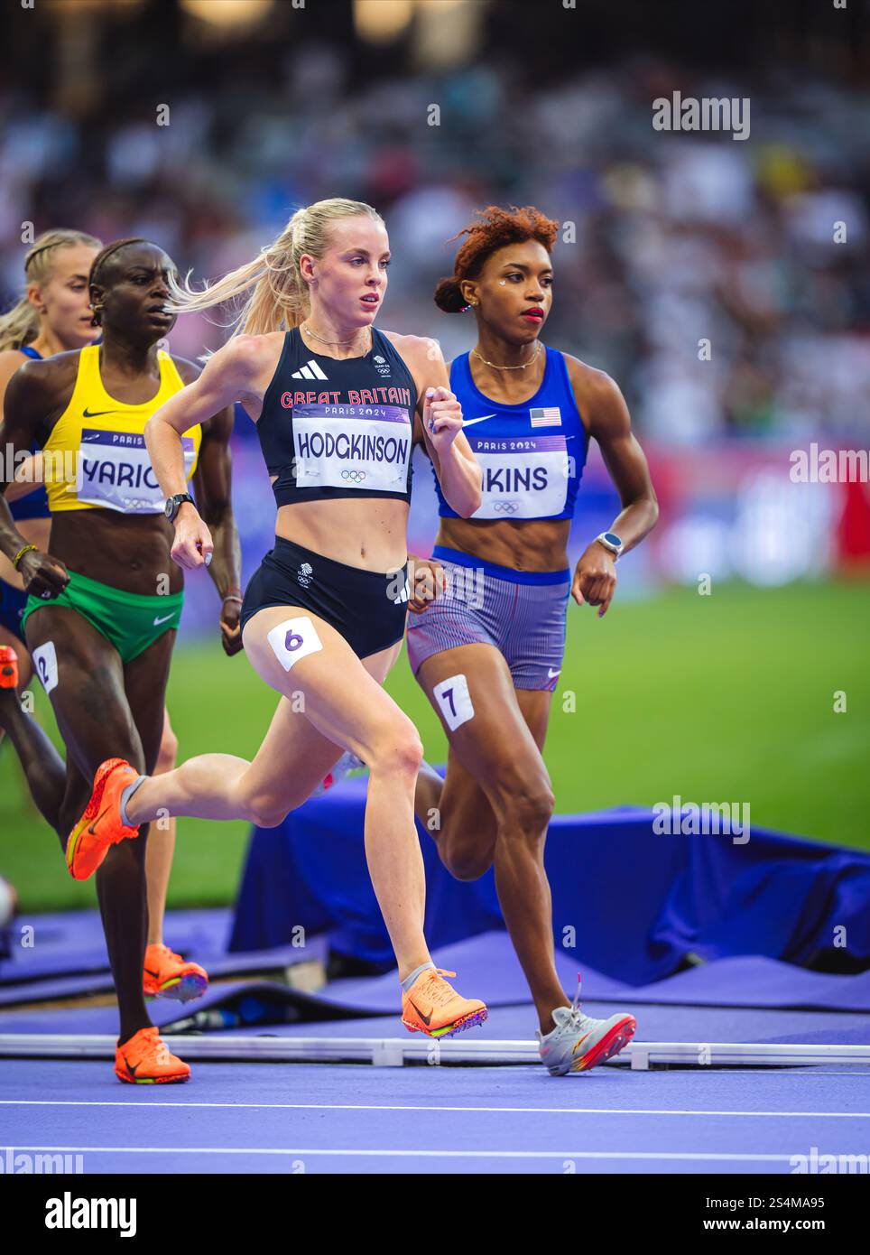 Keely Hodgkinson participating in the 800 meters at the Paris 2024 ...