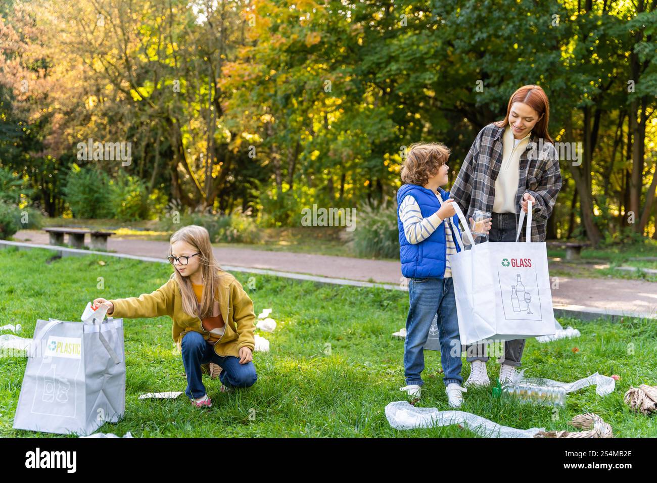 Kids cleaning park hi-res stock photography and images - Alamy