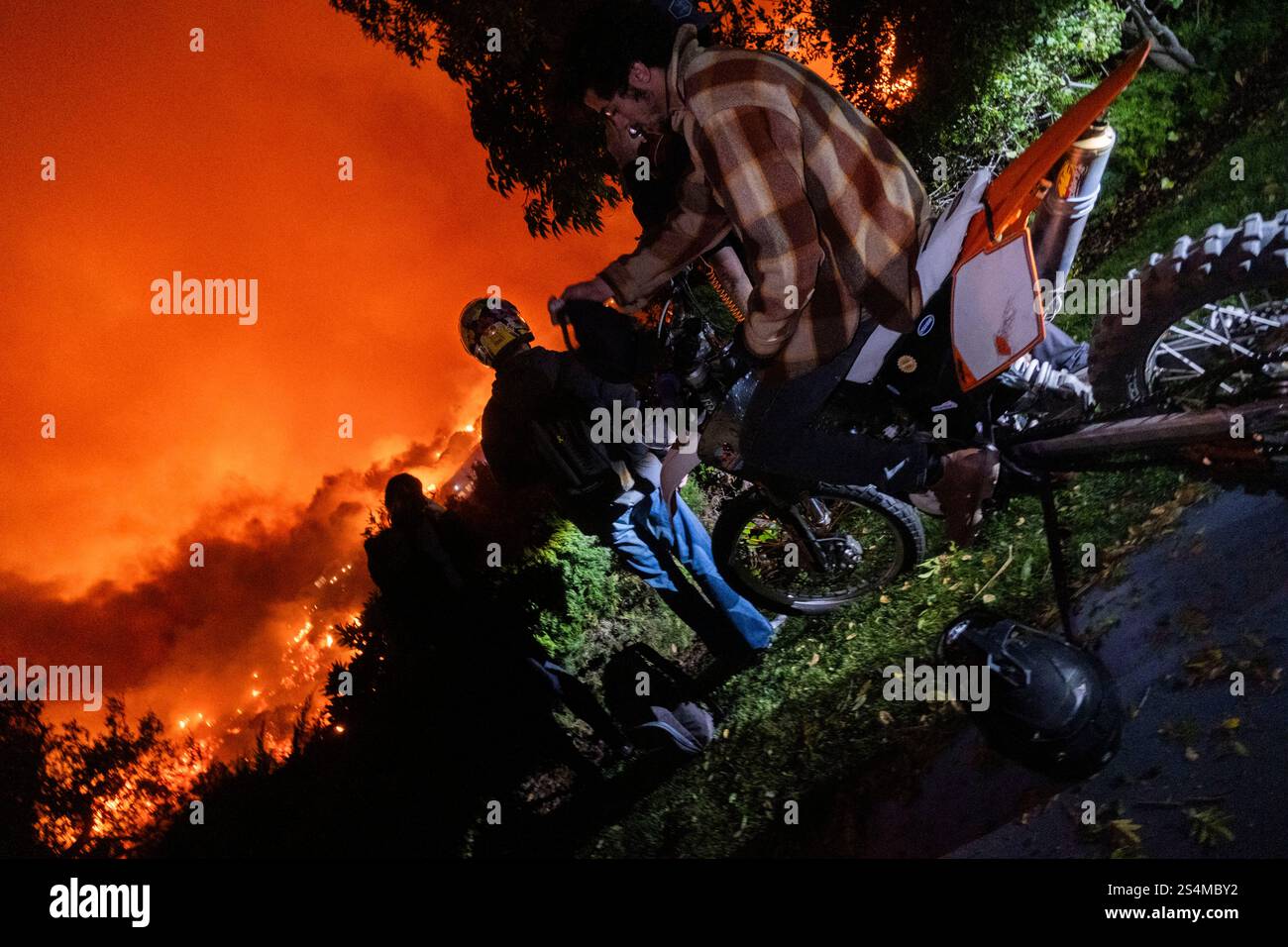 California, USA. 7th Jan, 2025. Palisades Fire blazing across Sunset ...