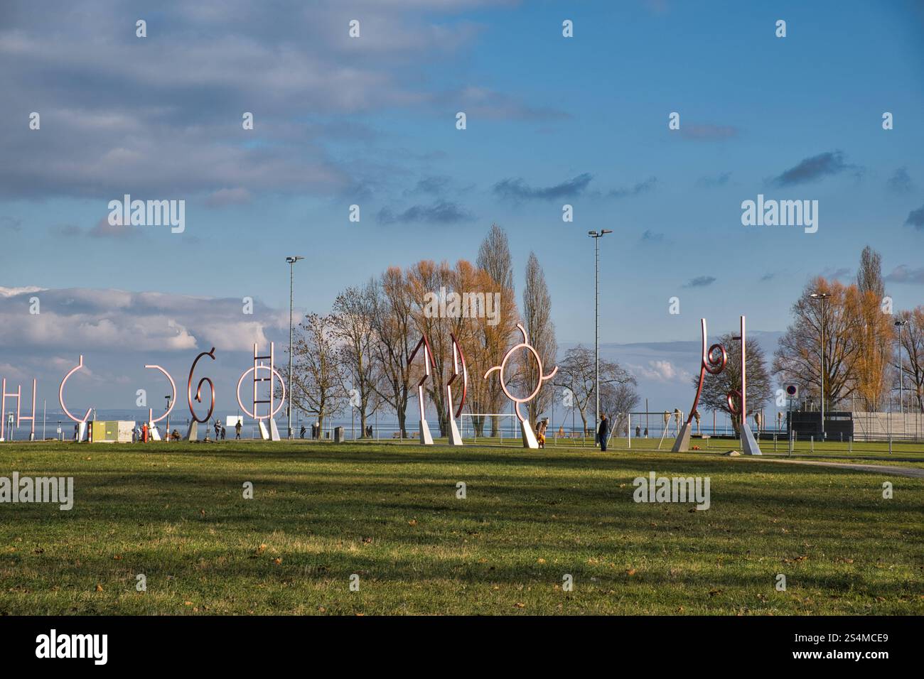 Konstanz, Kunstgrenze mit Tarot-Symbolen am Ufer des Bodensees ...