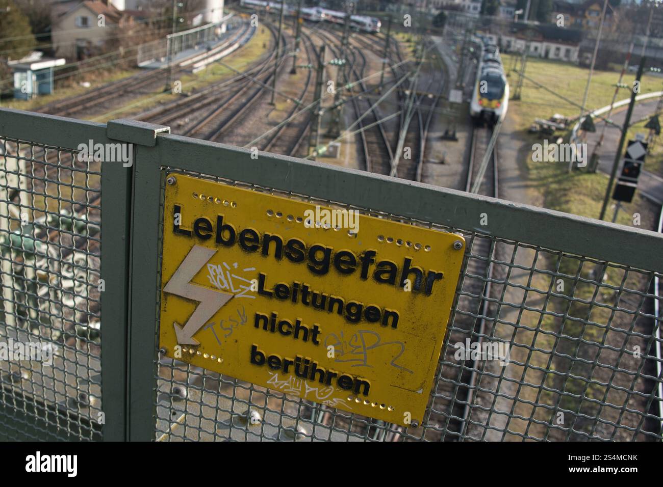 Lebensgefahr, Warnschild vor dem Berühren der Oberleitungen in ...