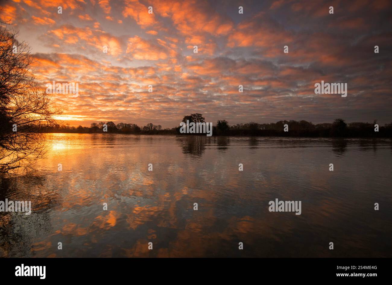 Sunrise on the River Trent at Colwick Park in Nottingham ...