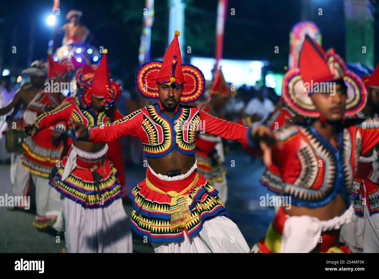 (250113) -- KELANIYA, Jan. 13, 2025 (Xinhua) -- Dancers perform during ...