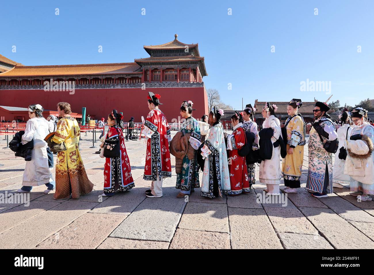 Foreign tourists visit the Palace Museum in Chinese ancient costumes ...