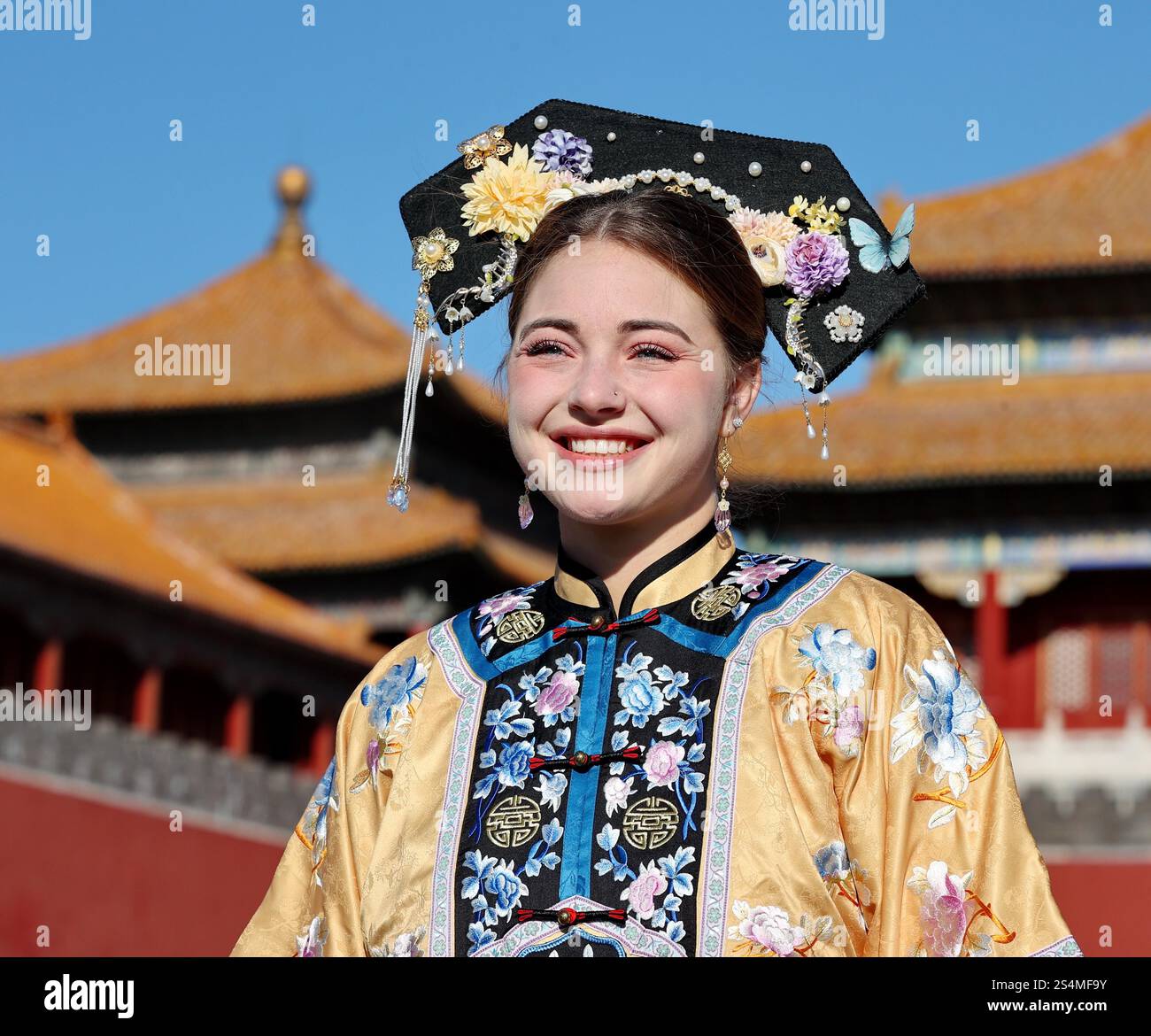 Foreign tourists visit the Palace Museum in Chinese ancient costumes ...