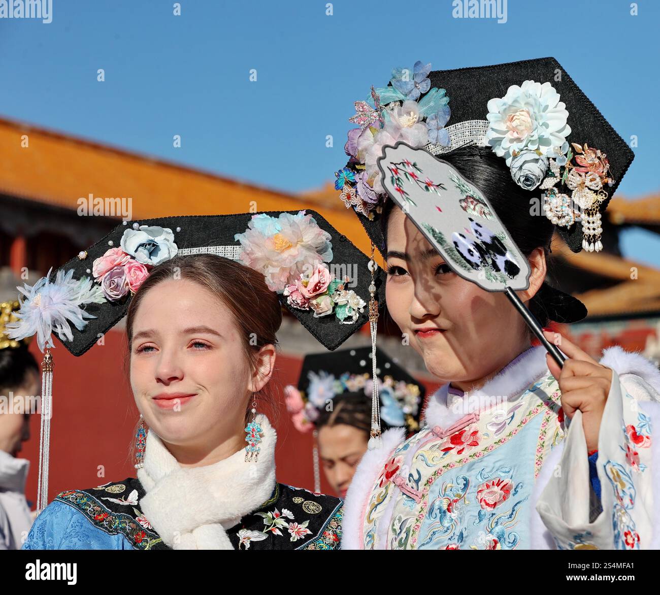 Foreign tourists visit the Palace Museum in Chinese ancient costumes ...