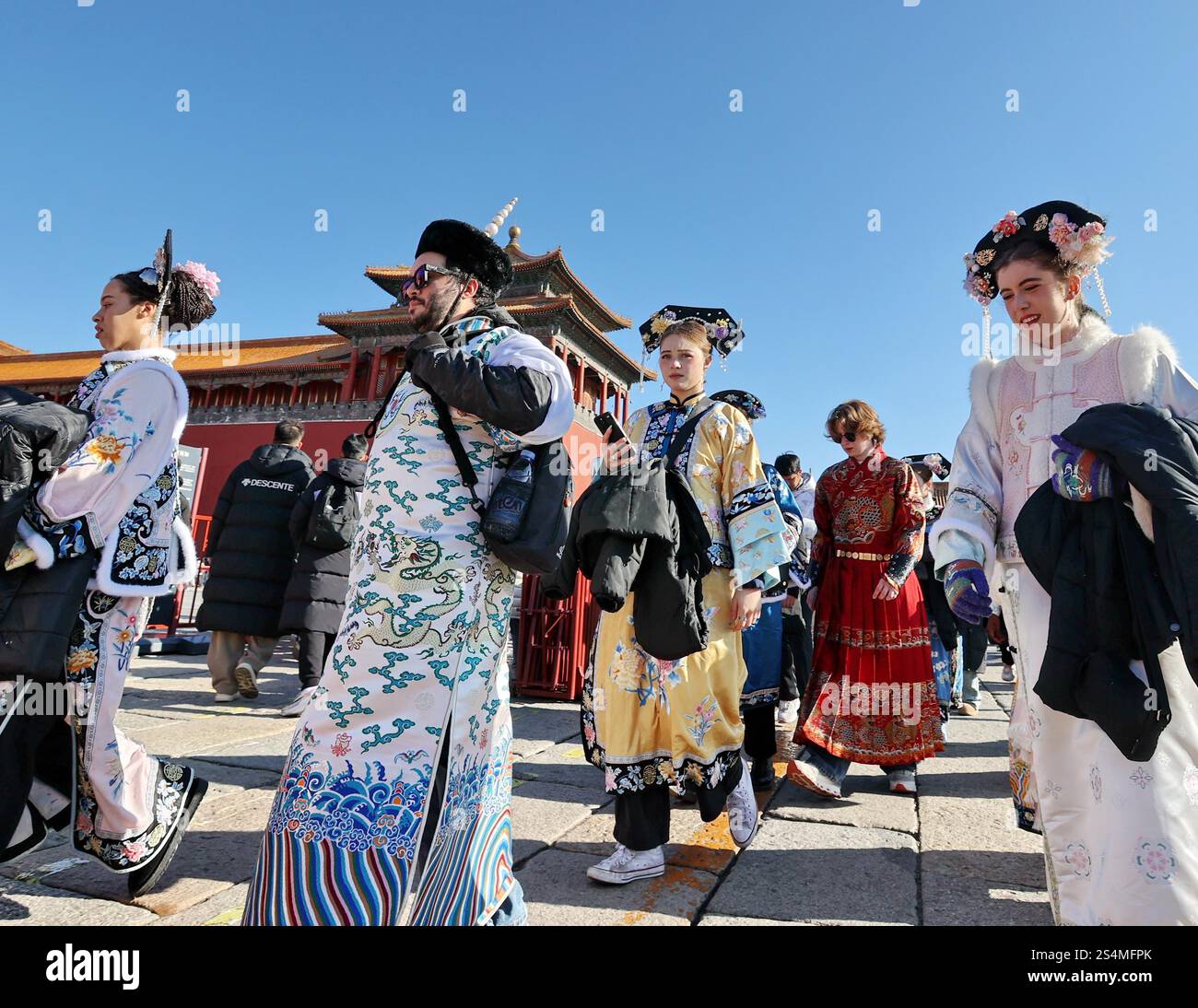 Foreign tourists visit the Palace Museum in Chinese ancient costumes ...