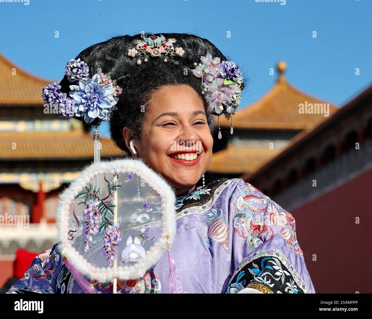 Foreign tourists visit the Palace Museum in Chinese ancient costumes ...