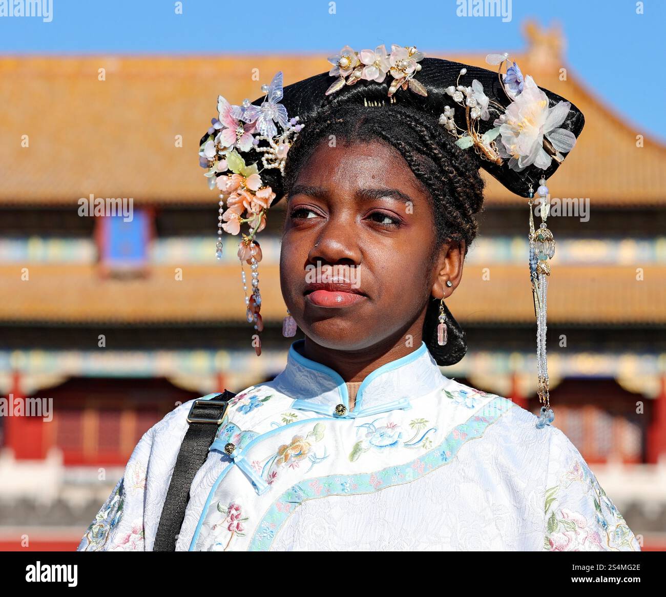 Foreign tourists visit the Palace Museum in Chinese ancient costumes ...