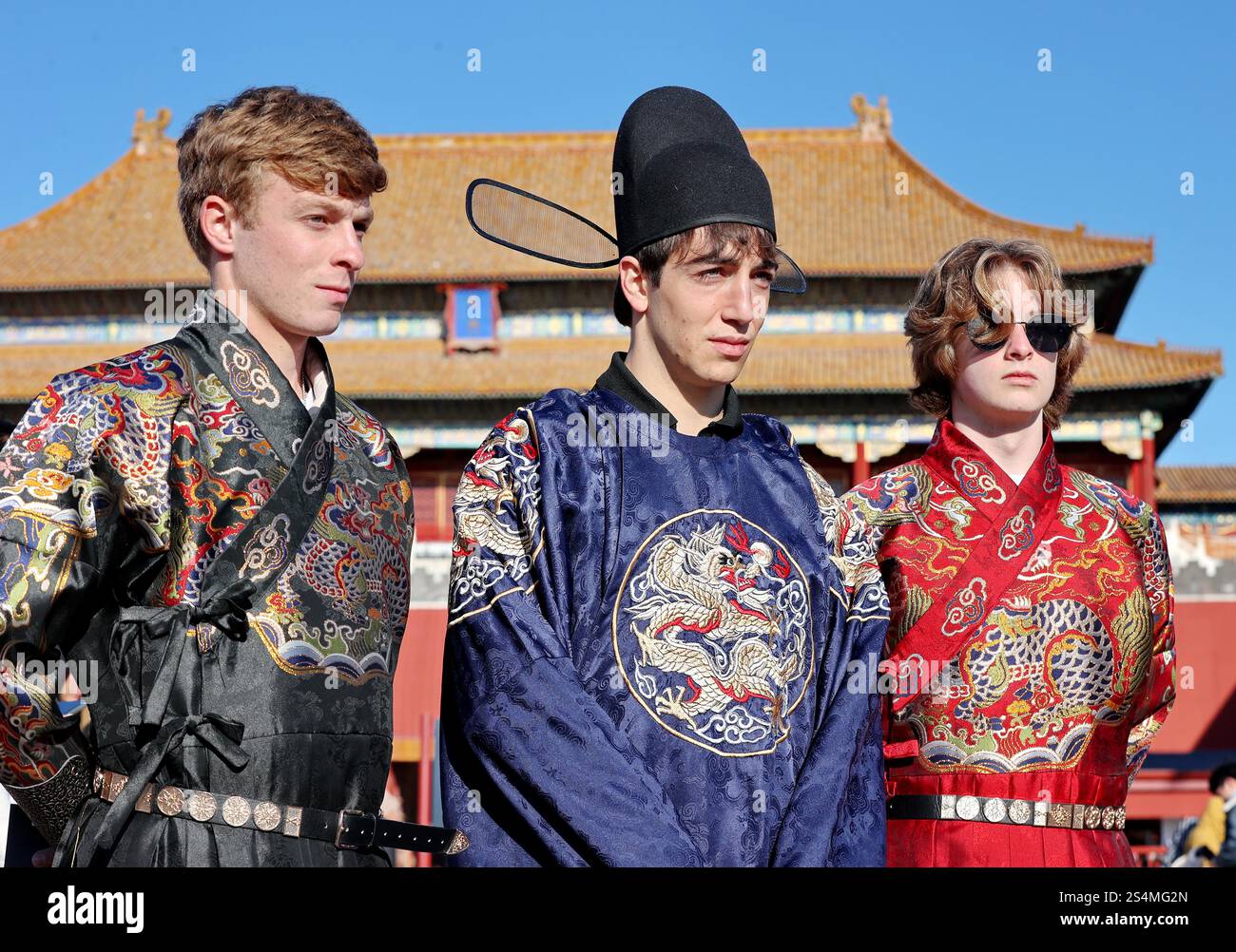 Foreign tourists visit the Palace Museum in Chinese ancient costumes ...