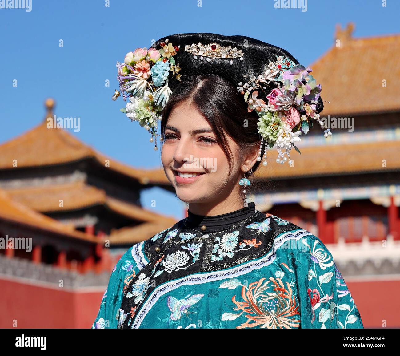 Foreign tourists visit the Palace Museum in Chinese ancient costumes ...