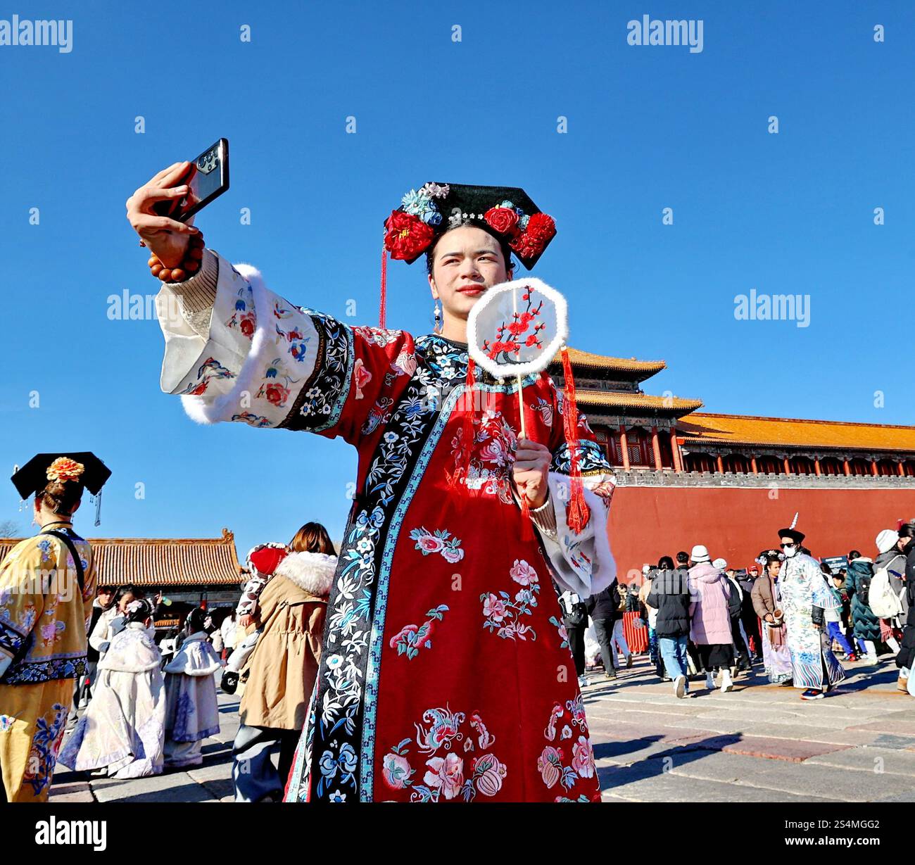 Foreign tourists visit the Palace Museum in Chinese ancient costumes ...