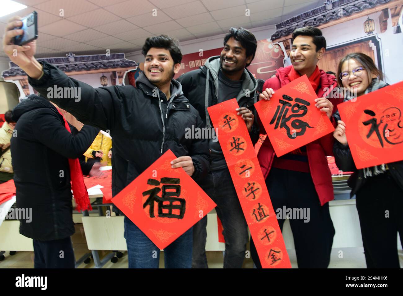 Foreign students from Jiangsu University experience Chinese Spring ...