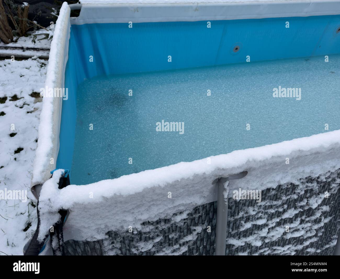 Frozen swimming pool hi-res stock photography and images - Alamy