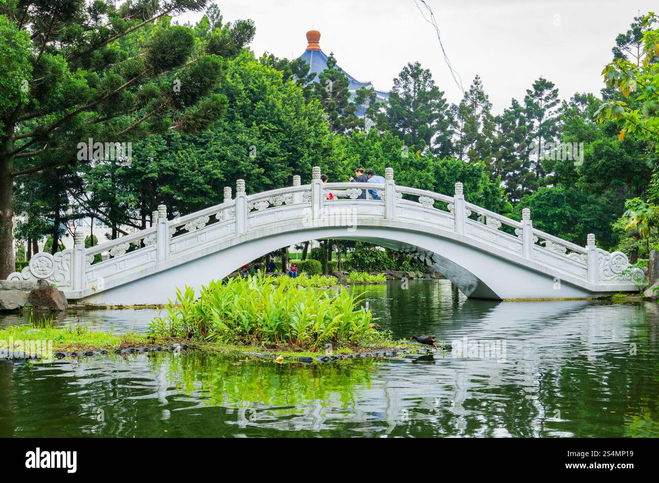 Beautiful bridge and reflction around Guanghua Lake at Taipei, Taiwan ...