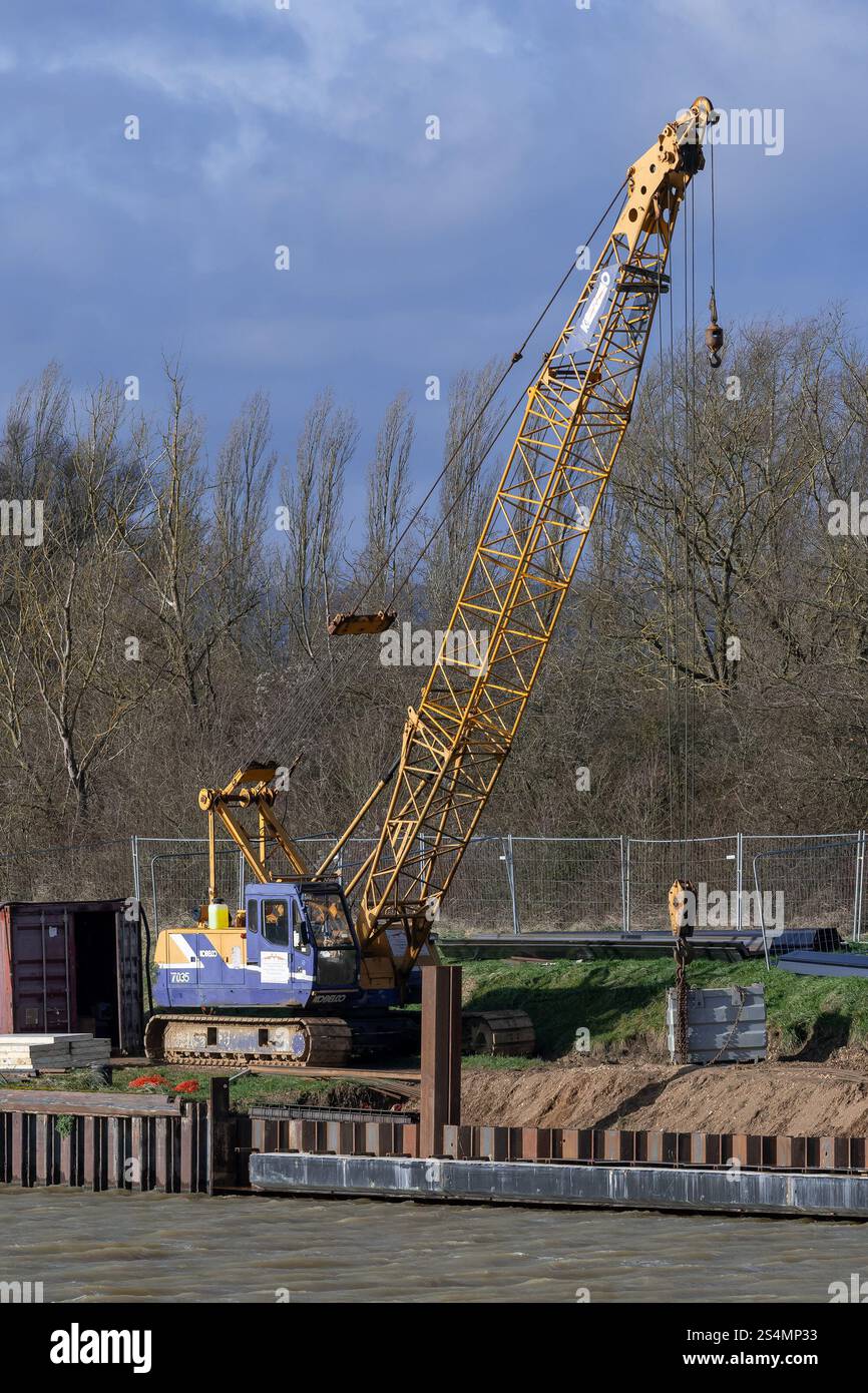Kobelco 7035 pile driving crane hi-res stock photography and images - Alamy