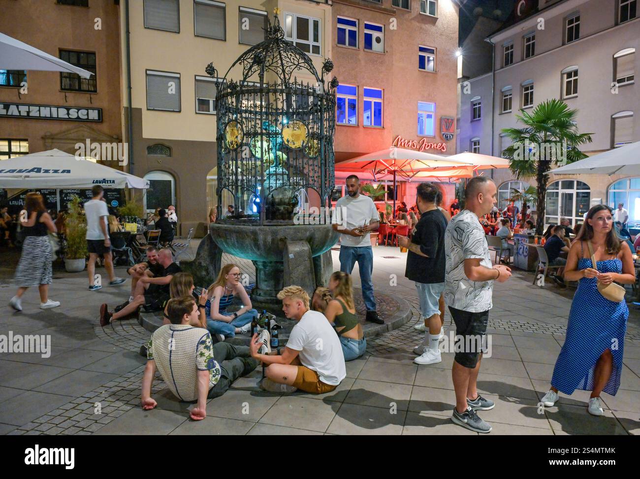 Feiernde Menschen, Ausgehviertel rund um den Hans-im-Glück-Brunnen ...