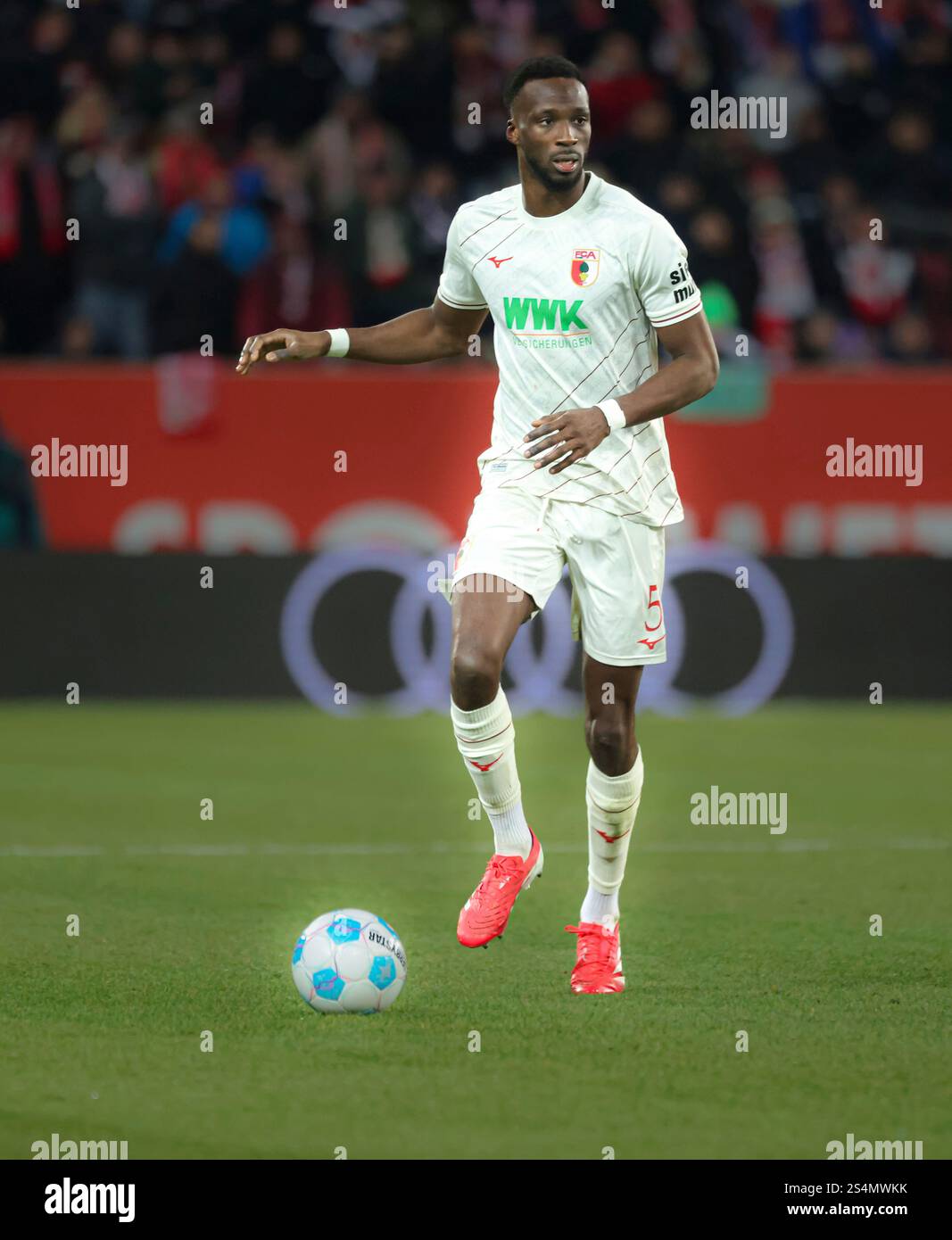 Chrislain Matsima (FC Augsburg #5) spielt den Ball, FC Augsburg vs. VfB ...
