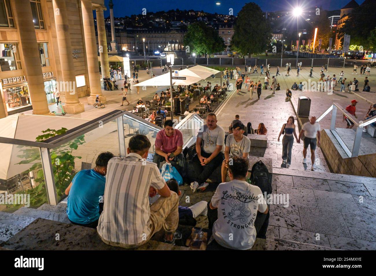 Abendliche Szene, Menschen an der Freitreppe am Kubus, Kleiner ...
