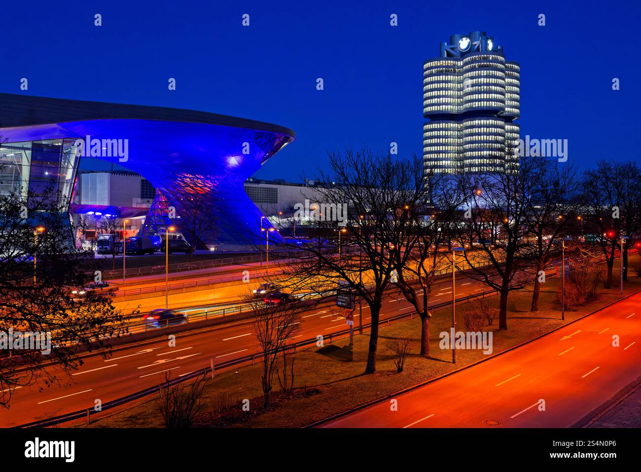 Moderne Architektur bei Nacht. Die BMW-Welt und der BMW-Turm am Abend ...
