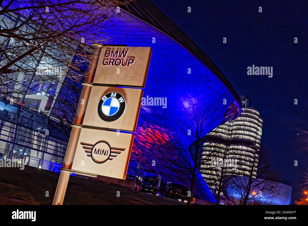 Moderne Architektur bei Nacht. Die BMW-Welt und der BMW-Turm am Abend ...