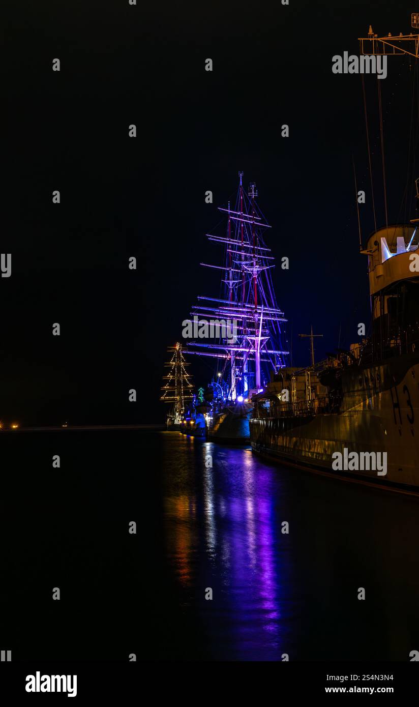 Port quay in Gdynia at night, illuminated ships, city at night ...