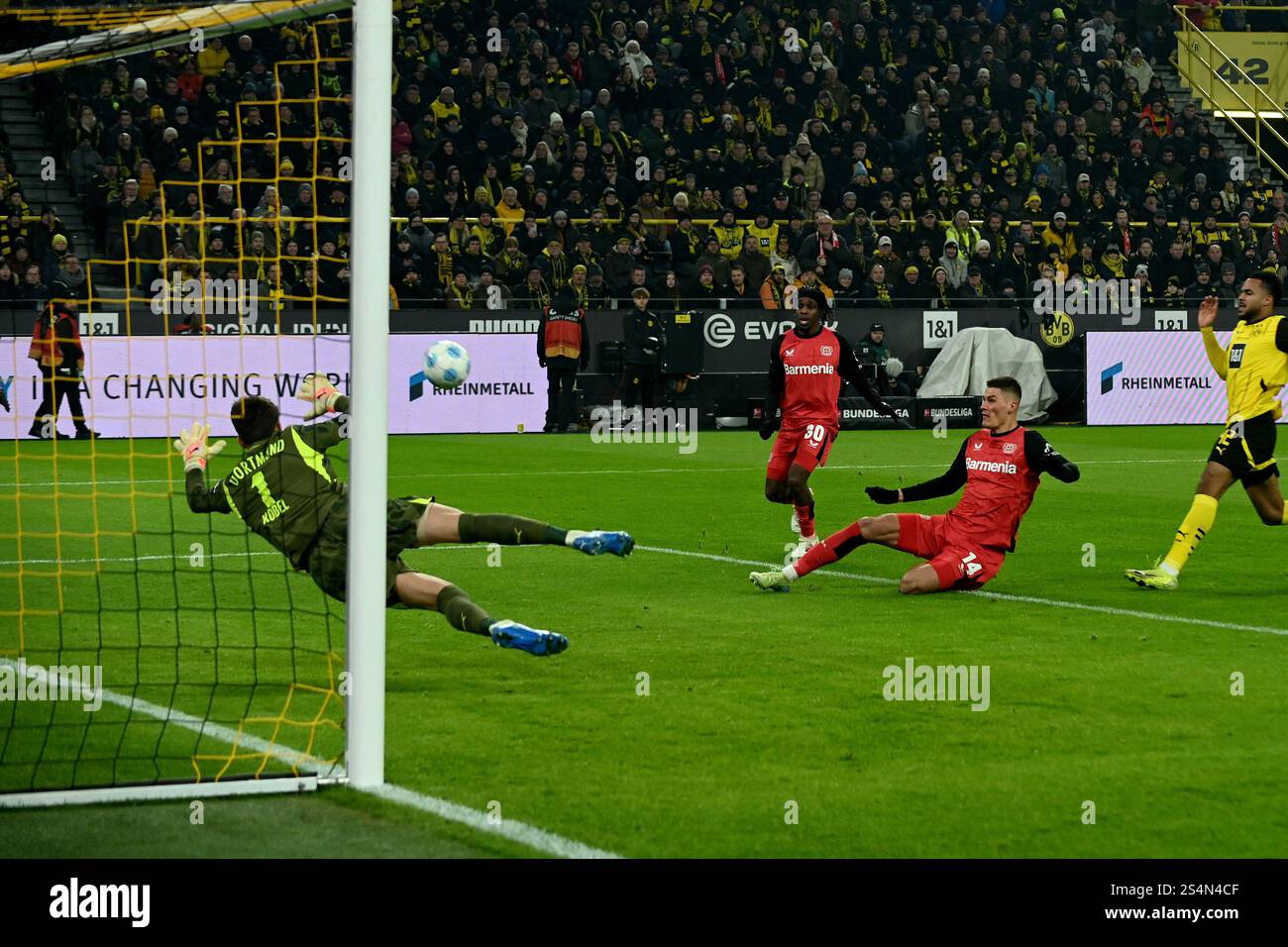 Dortmund, Deutschland. 10th Jan, 2025. Fussball; Spieltag 16; 1.Bundesliga; Saison 2024/2025 ...