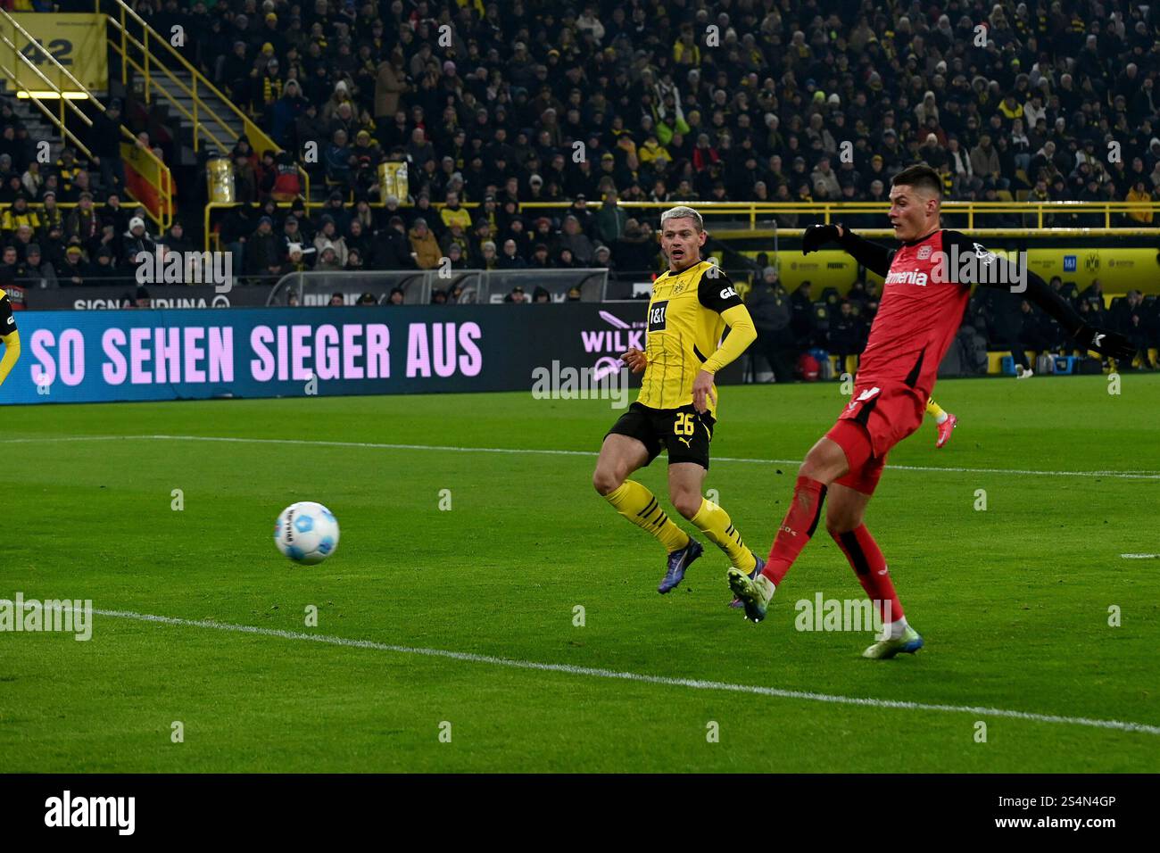 Dortmund, Deutschland. 10th Jan, 2025. Fussball; Spieltag 16; 1.Bundesliga; Saison 2024/2025 ...