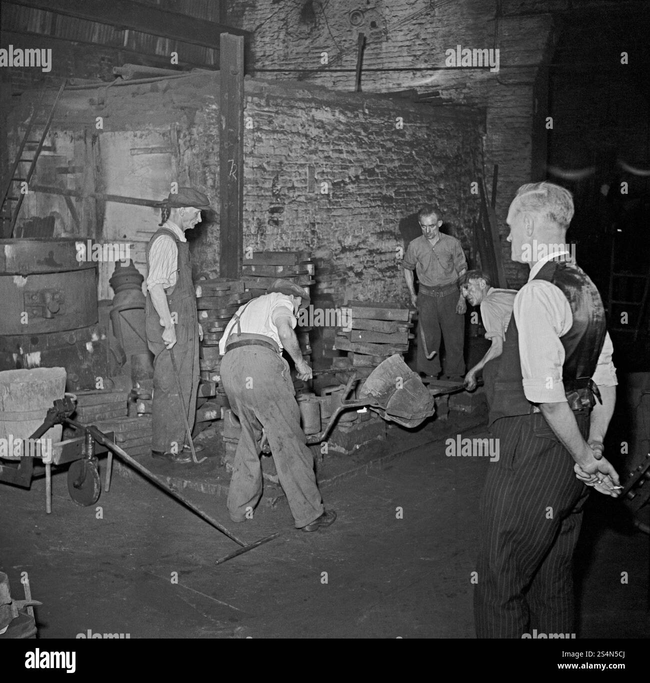 Industry workers 1920s hi-res stock photography and images - Alamy