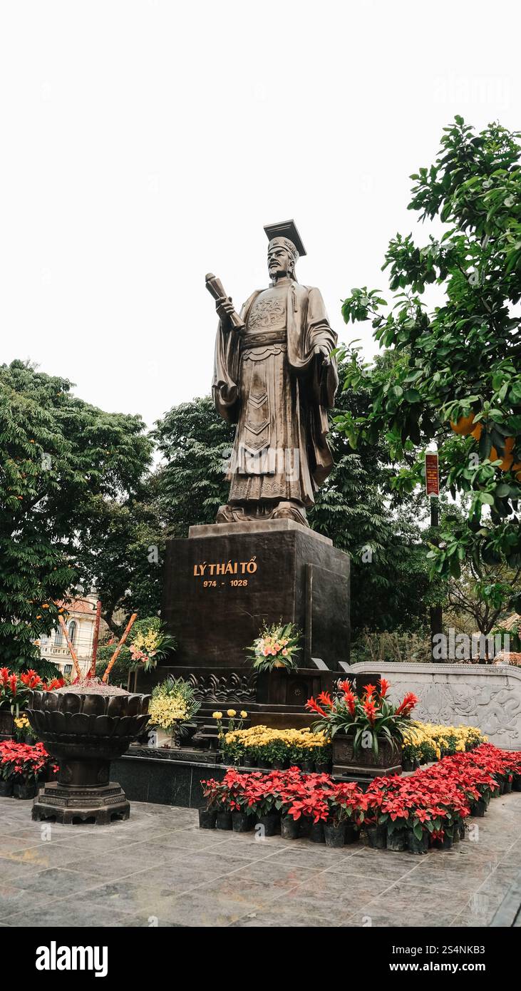 Bronze statue of King Ly Thai in a city center park with flowers Stock ...