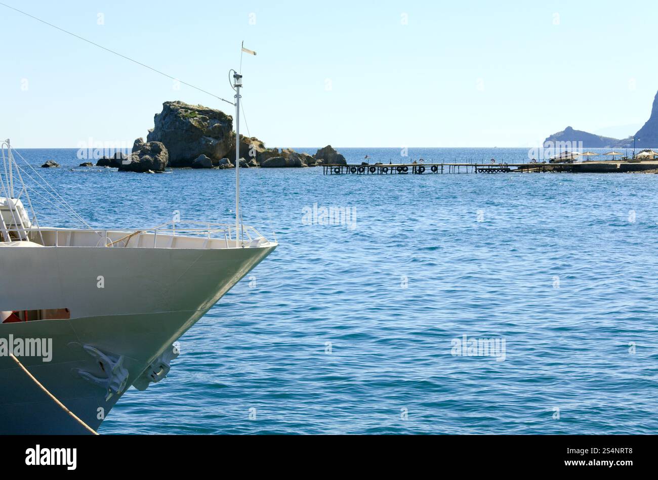 White prow of excursion tourist yacht and sun scintillate on water ...